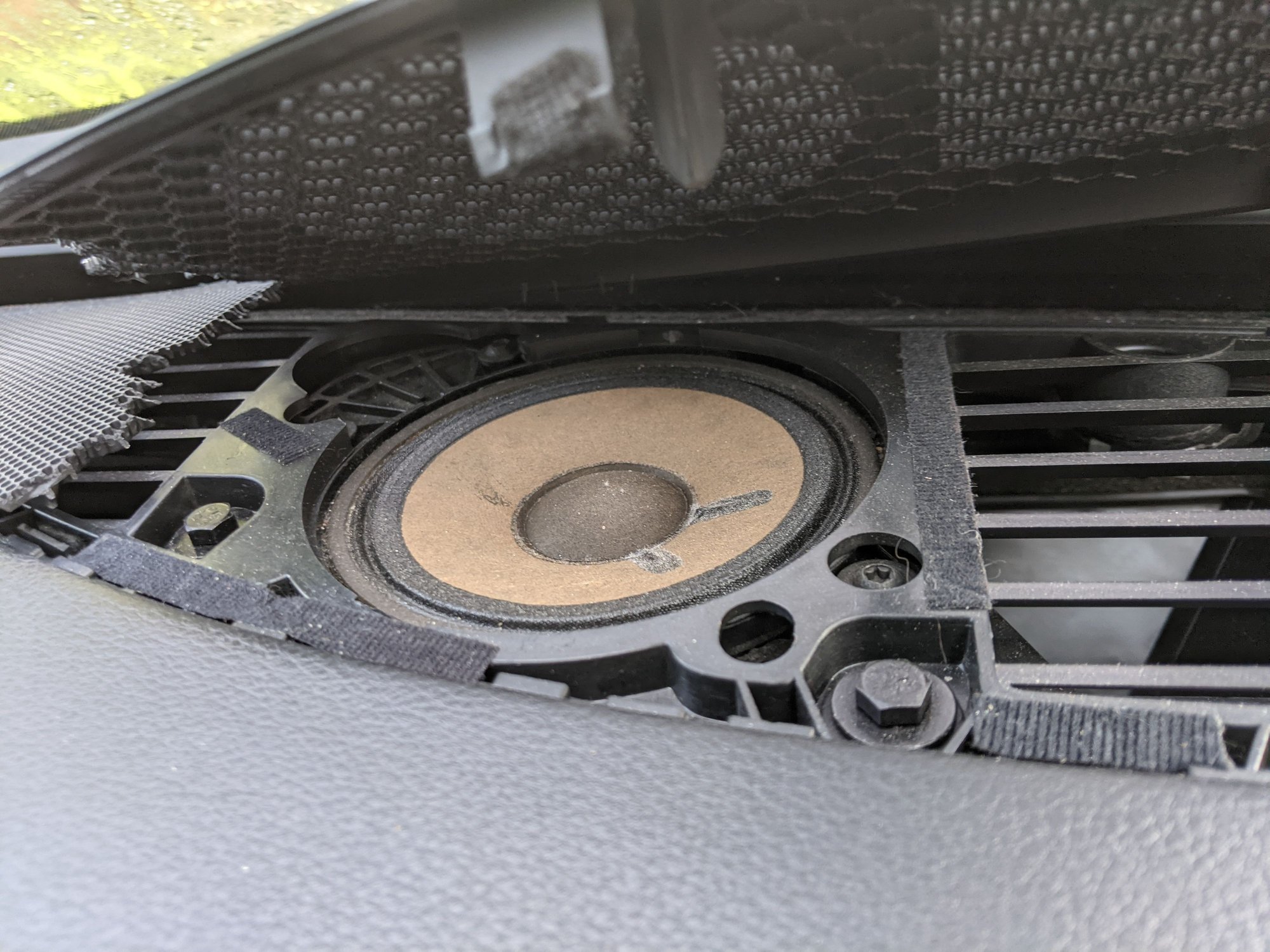 Triangular screen in the center of the dashboard - AudiWorld Forums