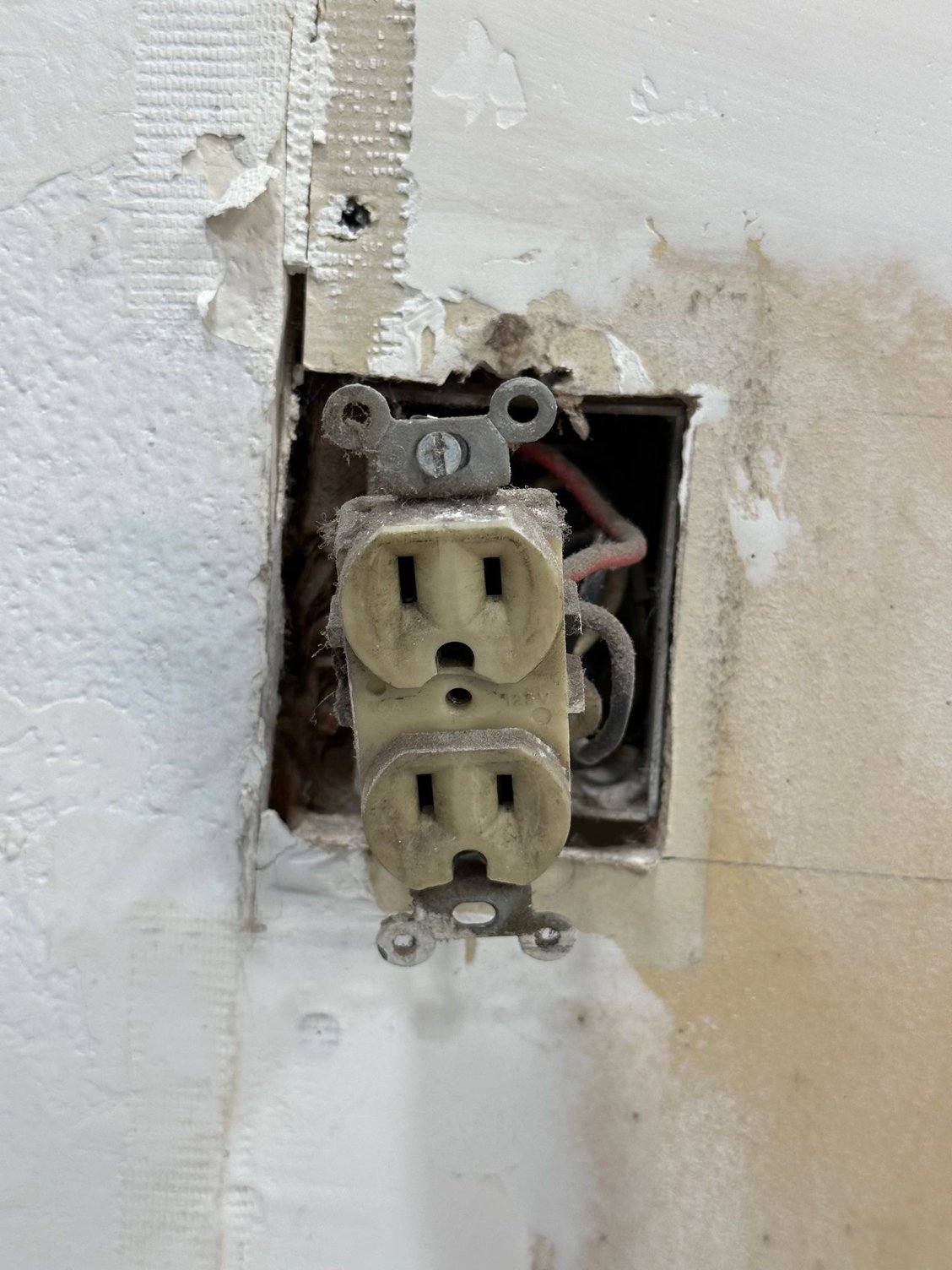 Need help identifying receptacle/wiring - DoItYourself.com Community Forums