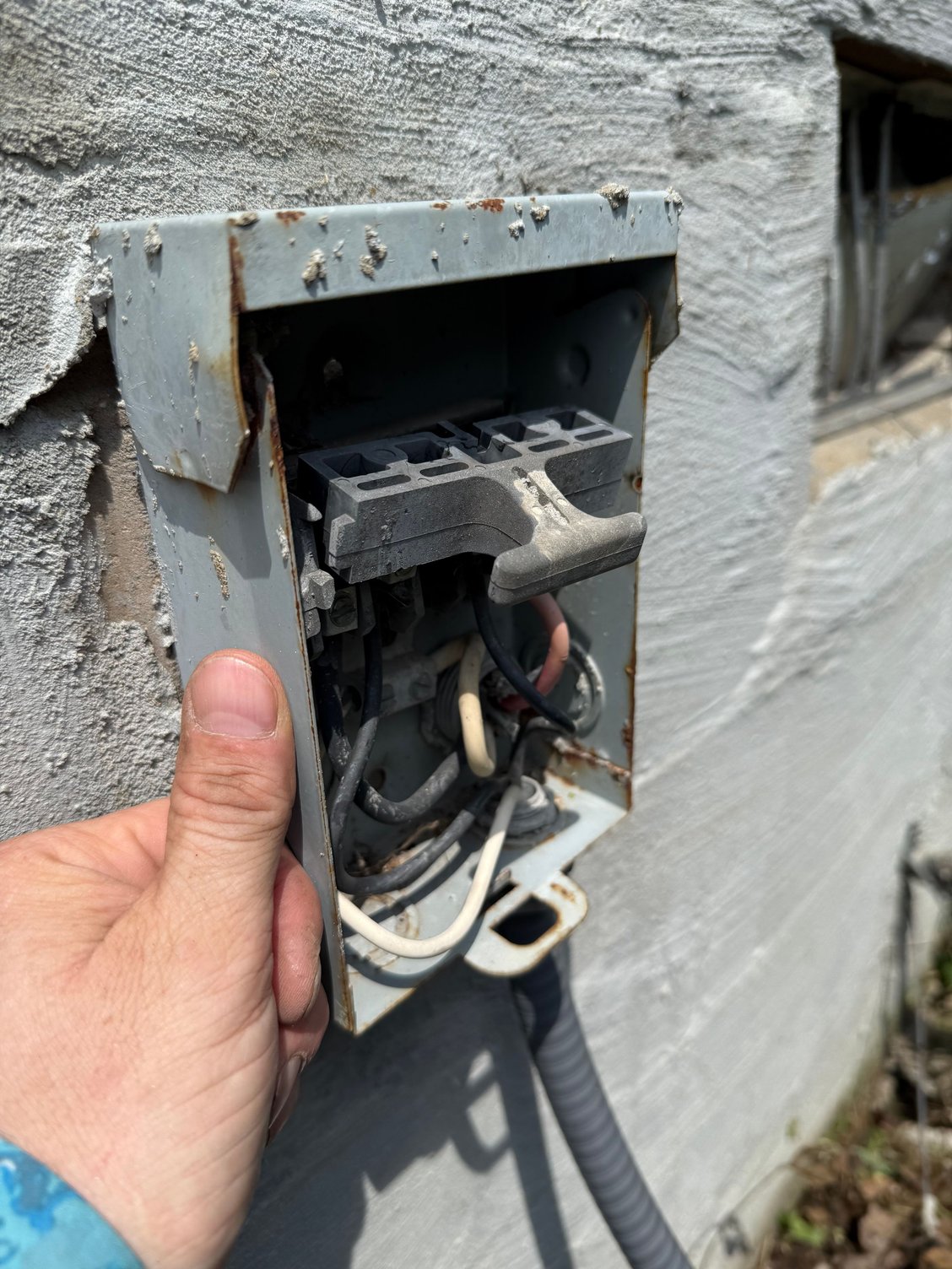 Help with A/C Unit disconnect - DoItYourself.com Community Forums