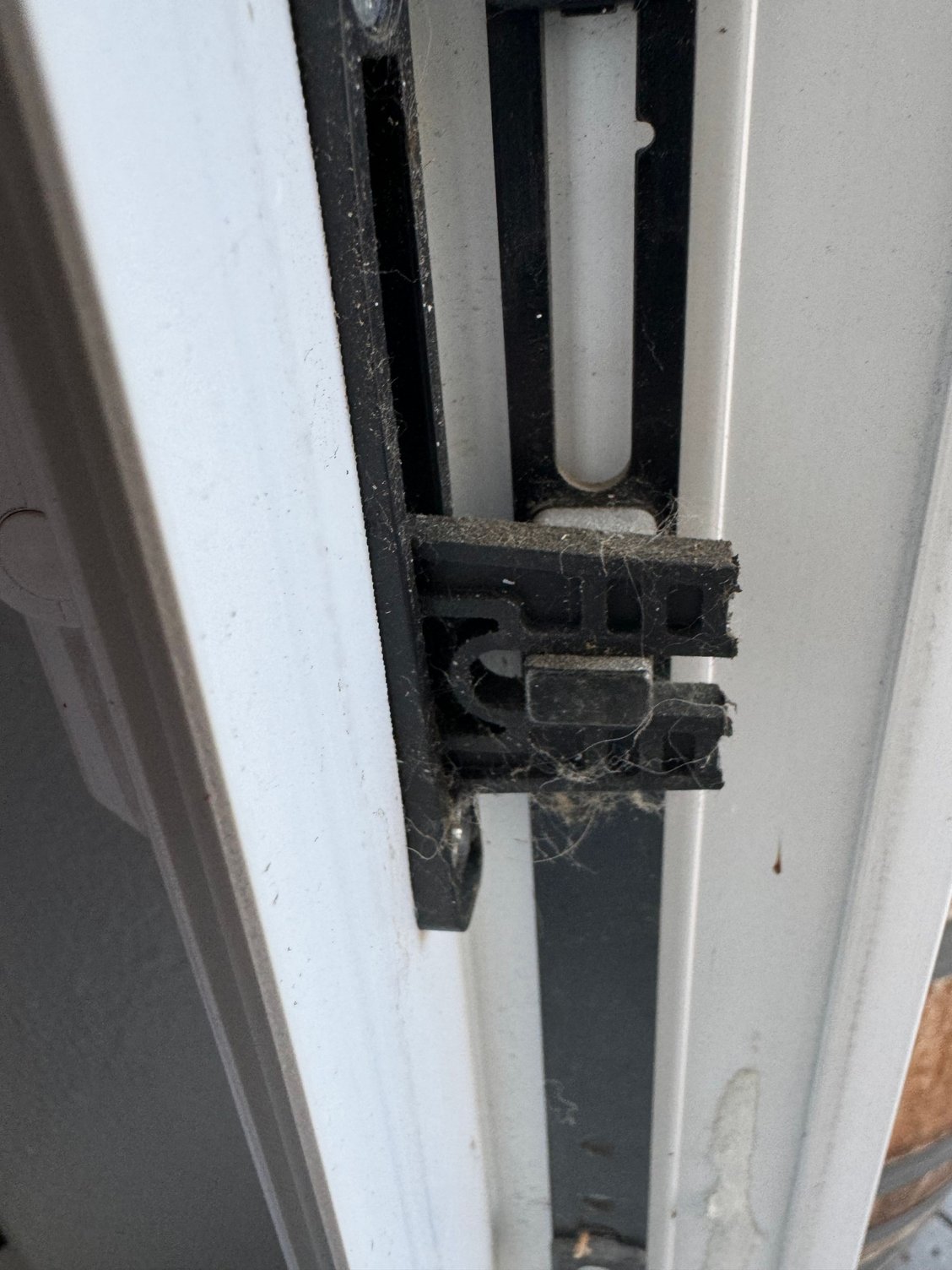 Help! Casement window locking latches broken. Can’t find correct side ...