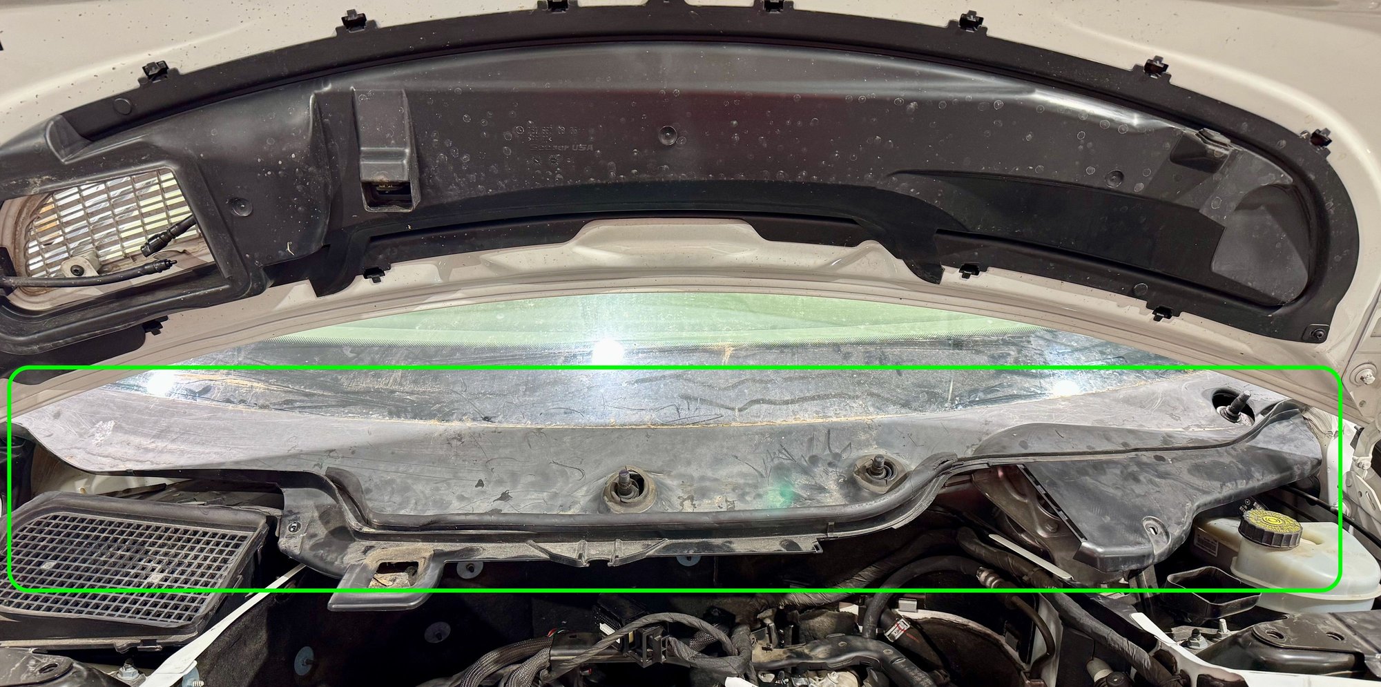 R350 How to Remove Windshield Cowl? - MBWorld.org Forums