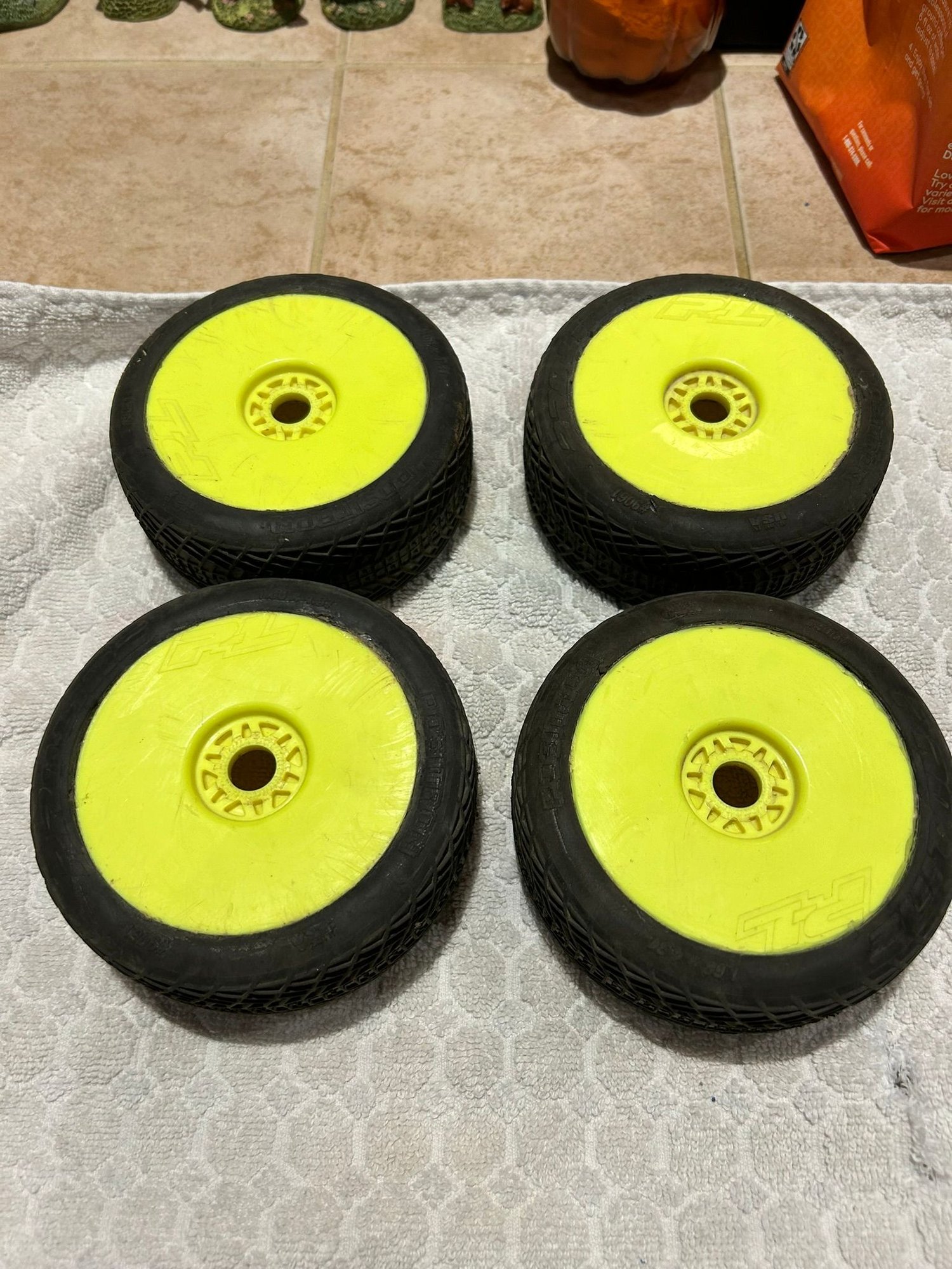 Proline Positron bar tires M4 Compound - used on yellow 1/8th scale ...