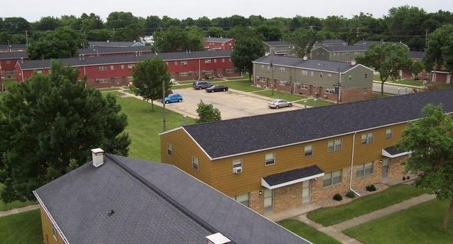 Falcon Way Townhomes Reviews - Rantoul, IL | 909 N Maplewood Dr | 14 ...